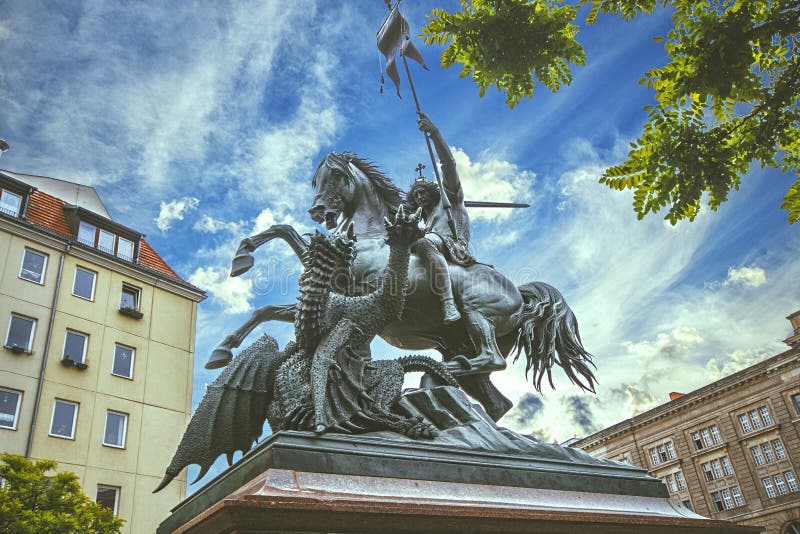 Saint George Fighting Dragon Statue Image stock éditorial - Image du ...
