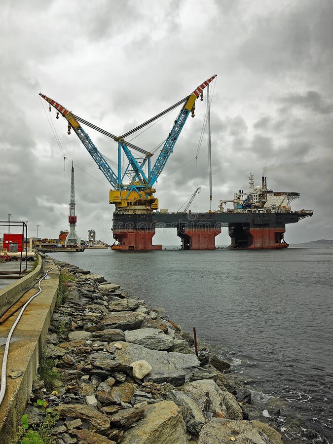 Saipem 7000 is the Worlds Largest Crane Vessel Stock Photo - Image of ...