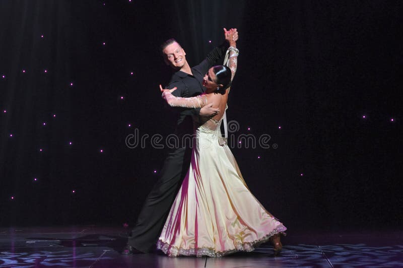Salón de baile de vals fotografía editorial. Imagen de confidente ...