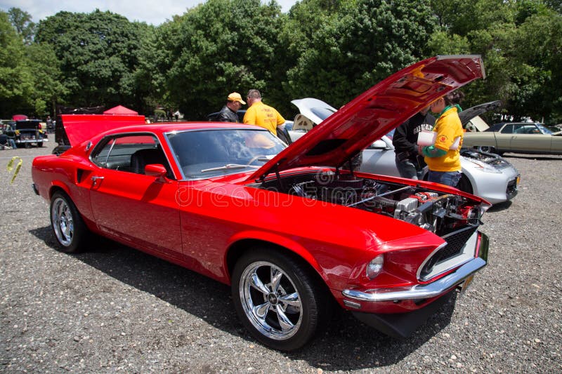 Ford Mustang 1969 En Rojo Fotos de stock - Fotos libres de regalías de ...