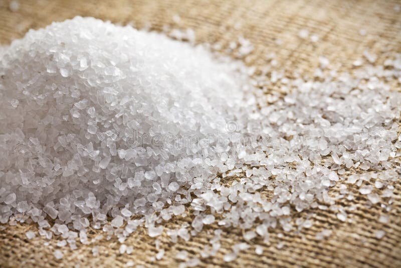Sal blanca en la arpillera foto de archivo. Imagen de yute - 30965176