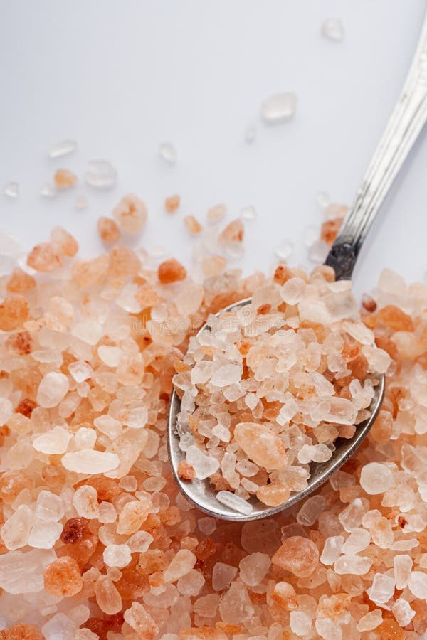 Sal Cor-de-rosa Do Himalaia Sobre Fundo Branco Foto de Stock - Imagem ...