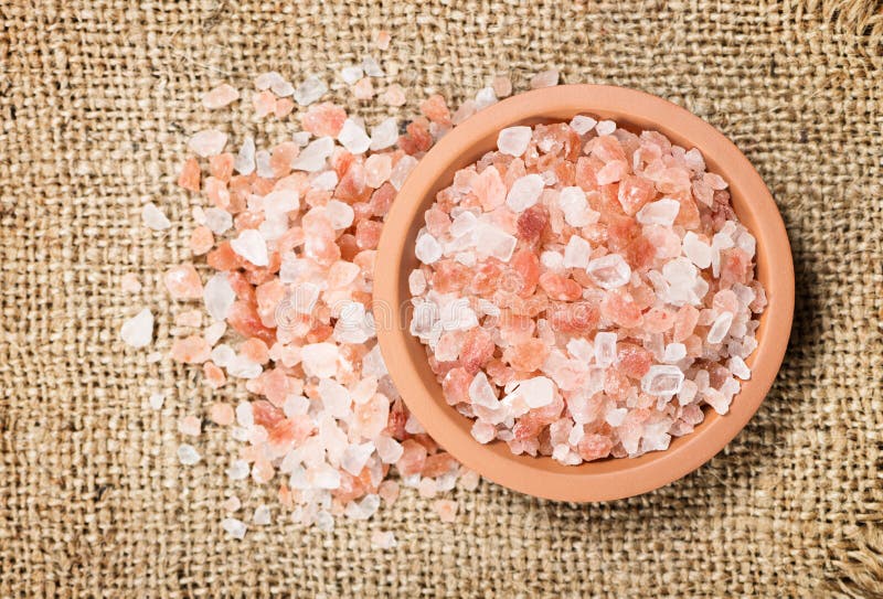 Sal Cor-de-rosa Himalaia Na Bacia De Madeira Com Pastilha De Hortelã ...