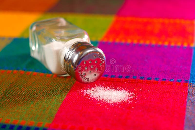 Sal derramada imagen de archivo. Imagen de condimento - 42387319