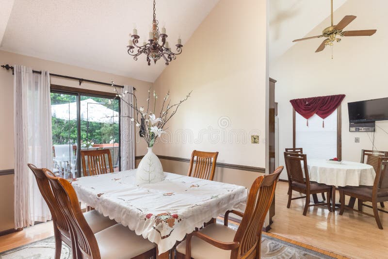 Sala Con Una Mesa Rectangular Conectada a La Cocina En Tonos Blancos Y ...