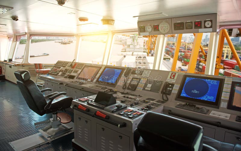 Sala De Control Del Buque De Carga En El Puente Superior De Navegación ...