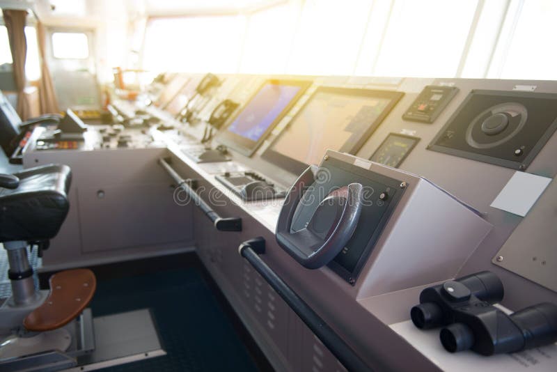 Sala De Control Del Buque De Carga En El Puente Superior Para La ...
