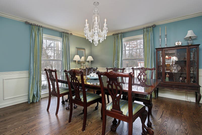Sala De Jantar Com O Revestimento De Madeira Da Cereja Foto de Stock ...