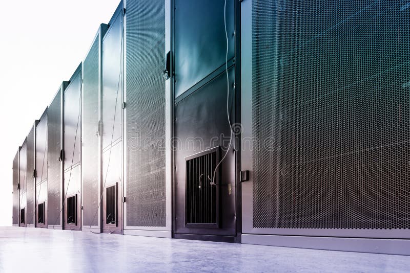 Sala De Servidores Con Una Fila De Racks De Servidores Foto de archivo ...