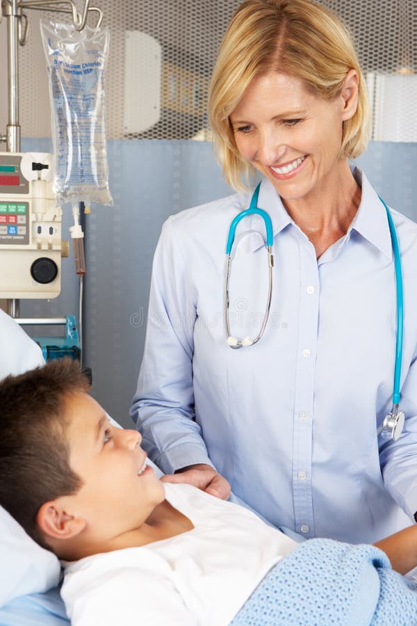 Sala Del Doctor Visiting Child Patient on Foto de archivo - Imagen de ...