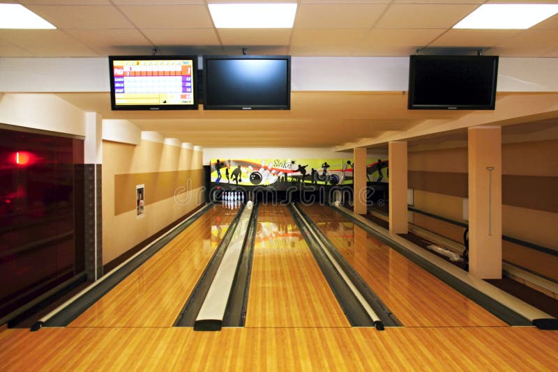 Interior Do Centro Do Boliches Com As Duas Pistas De Rolamento Imagem ...