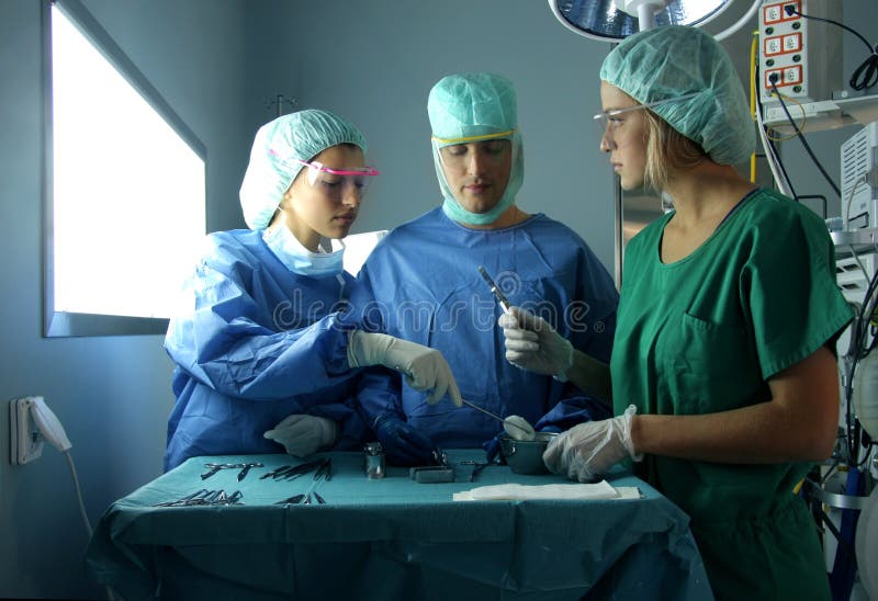 Sala Operatoria Con I Medici Immagine Stock - Immagine di salute ...