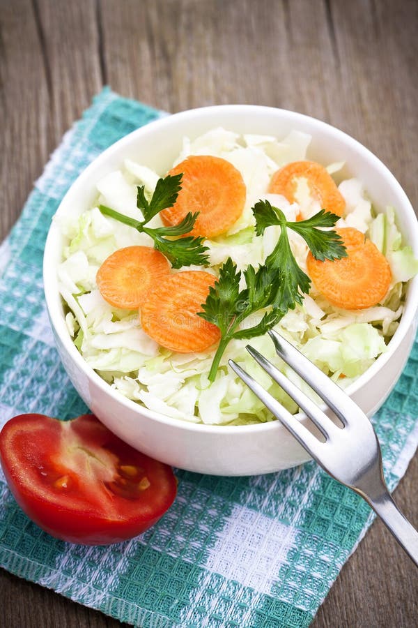 Salada de coleslaw foto de stock. Imagem de tomate, forquilha - 46378788