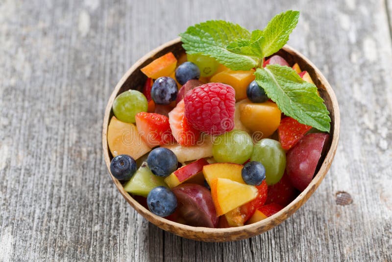 Salada De Fruto Em Uma Bacia De Bambu Imagem de Stock - Imagem de ...