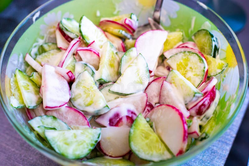 Salada De Primavera De Rabanete E Pepino Temperada Com Molho Foto de ...