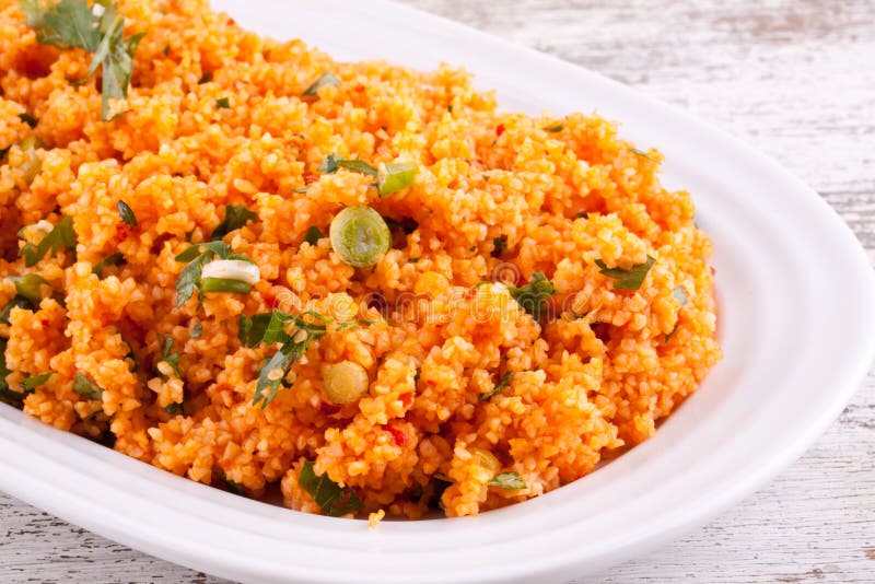 Salada Do Bulgur Com Pasta, Salsa E Cebola De Tomate Imagem de Stock ...