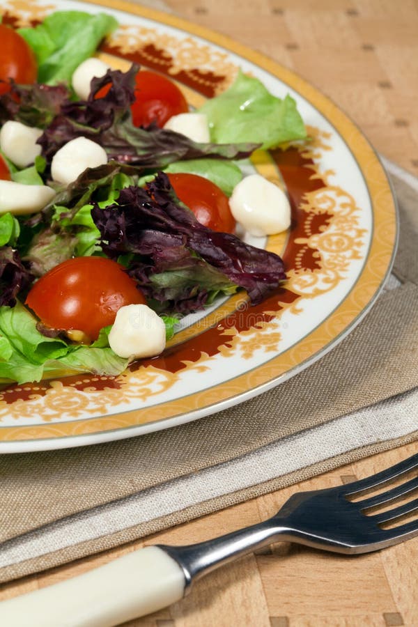 Salada Italiana Com Mozzarella Imagem de Stock - Imagem de gostoso ...