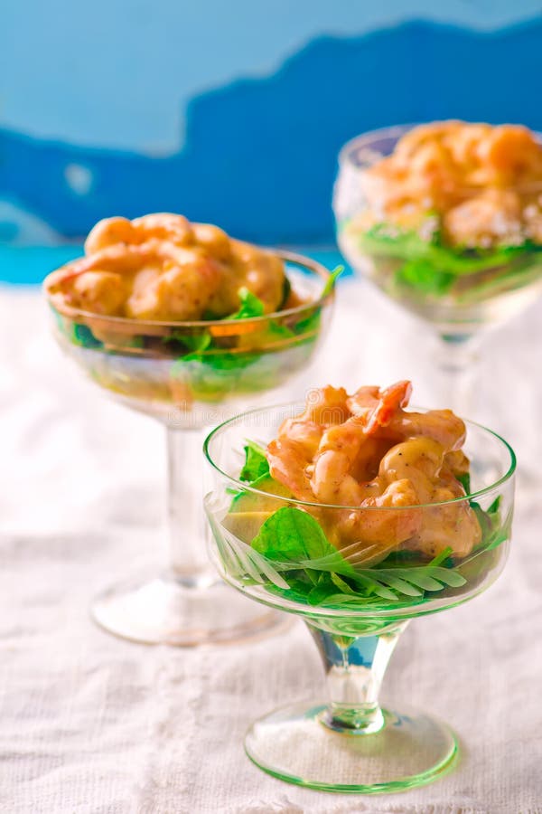 Salade Cocktail Avec Les Crevettes Lavocat Et Larugula Image Stock