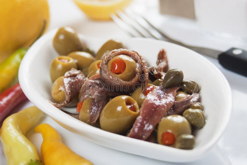 Salade d'anchois photo stock. Image du verticale, nourriture - 21611476