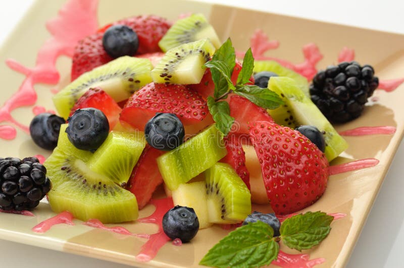 Salade de fruits image stock. Image du raisin, ingrédient - 23634577