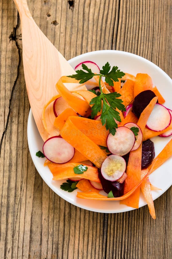 Salade De Radis De Carotte De Betterave Du Plat Blanc Photo stock ...
