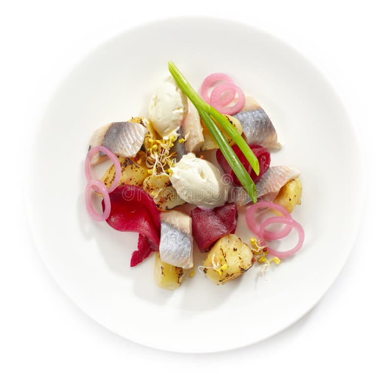 Salade De Hareng Bouilli Oeuf De Betteraves Rouges Et Mayonnaise Image ...