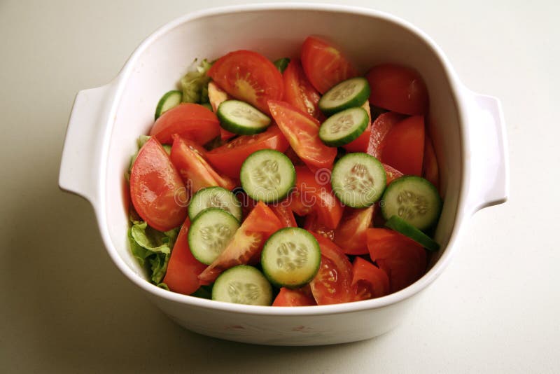 Salade De Tomates Et De Concombres à La Vinaigrette Image stock - Image ...