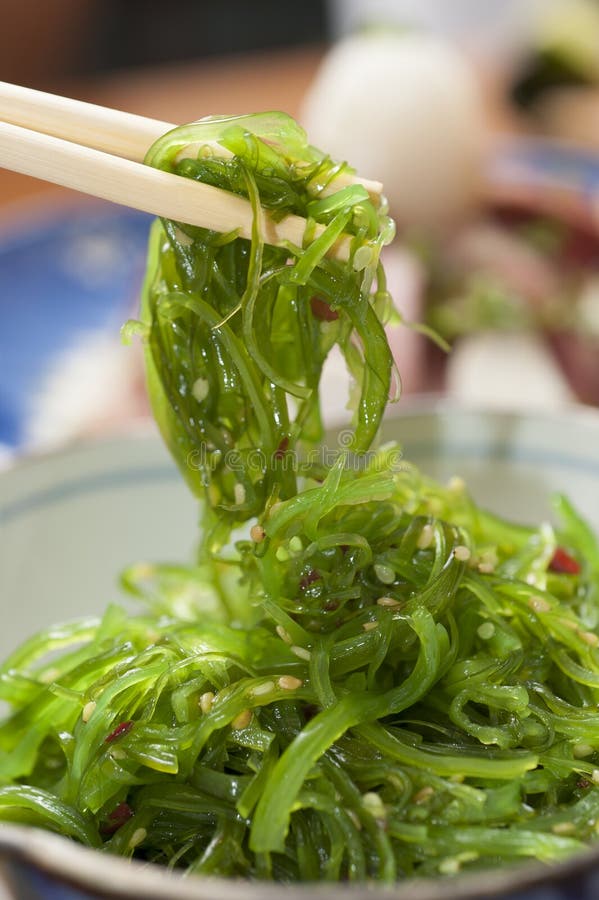 Salade D'algues Japonaises Dans Des Bols Sur Fond Blanc Top View ...