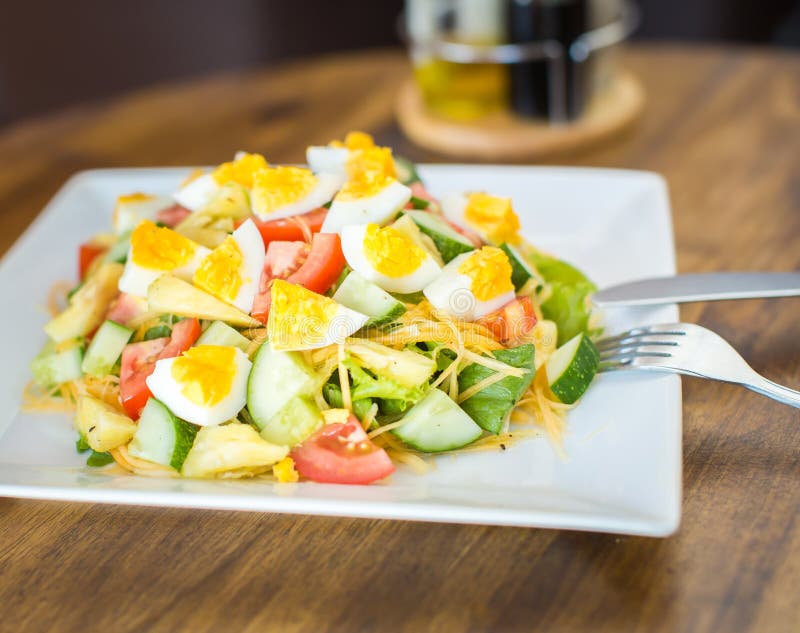 Salade Met Tomaat En Komkommer En Ei Stock Afbeelding - Image of lunch ... Salade Met Tomaat En Komkommer En Ei Stock Afbeelding - Image of lunch ...