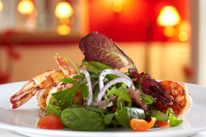 Salade Mixte Avec Des Scampis Frits. Image stock - Image du cerise ...
