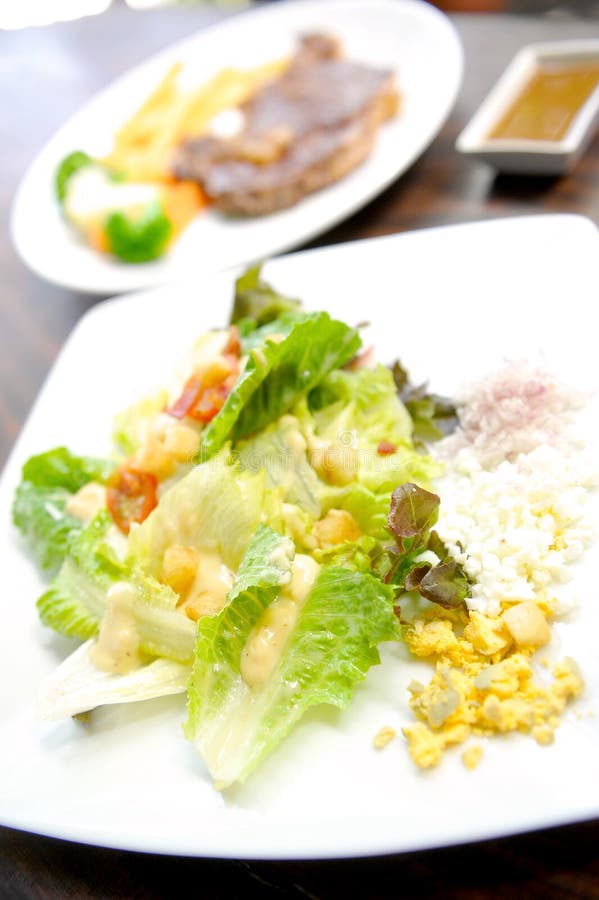 Salade mixte avec l'oeuf image stock. Image du salade - 21233925