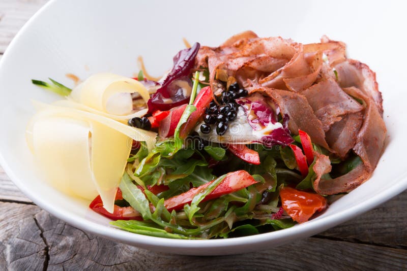 Salade Mixte De Boeuf Et De Fromage Image stock - Image du gourmet ...