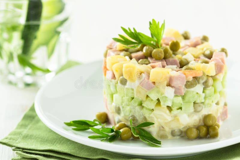 Salade russe olivier photo stock. Image du élégance, carotte - 40591722