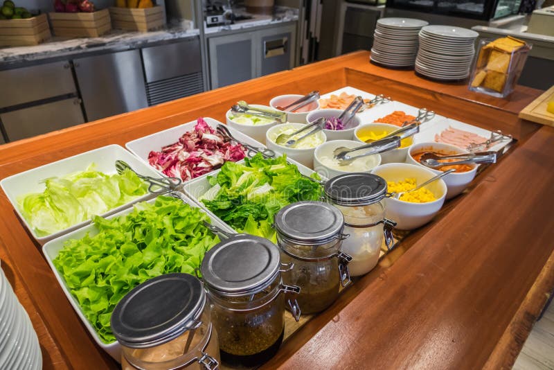 Salade Fraîche D'affichage De Cantine De Service D'individu De Buffet ...