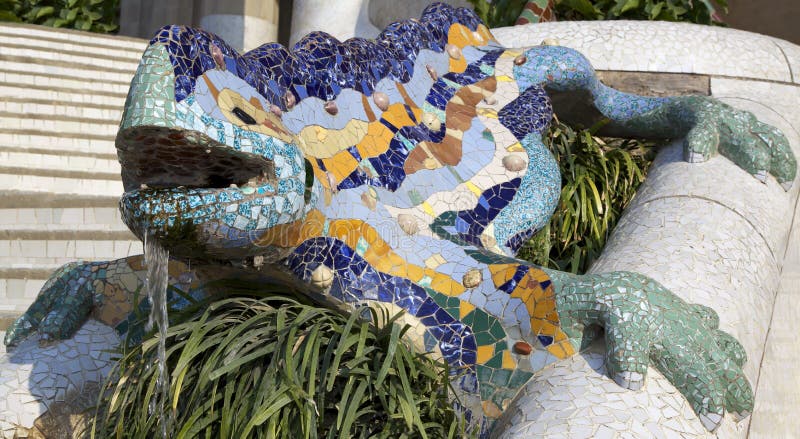 A Salamandra De Antoni Gaudy, Barcelona, Espanha Foto de Stock - Imagem ...