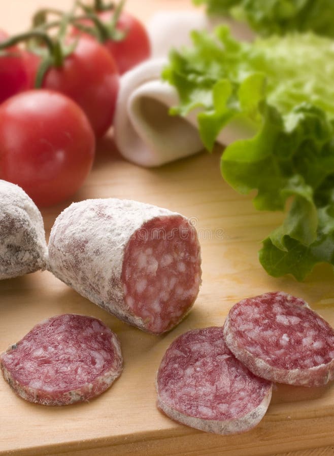 Salami stock foto. Image of vlees, groen, salade, hout - 39330782
