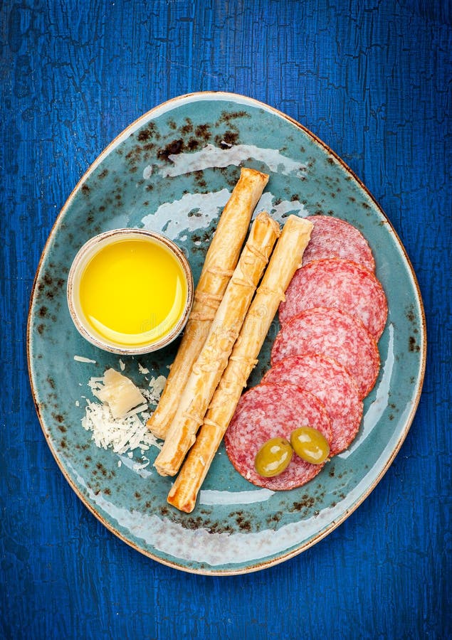 Salami, Barras De Pan Del Grisiini Con Queso Imagen de archivo - Imagen ...