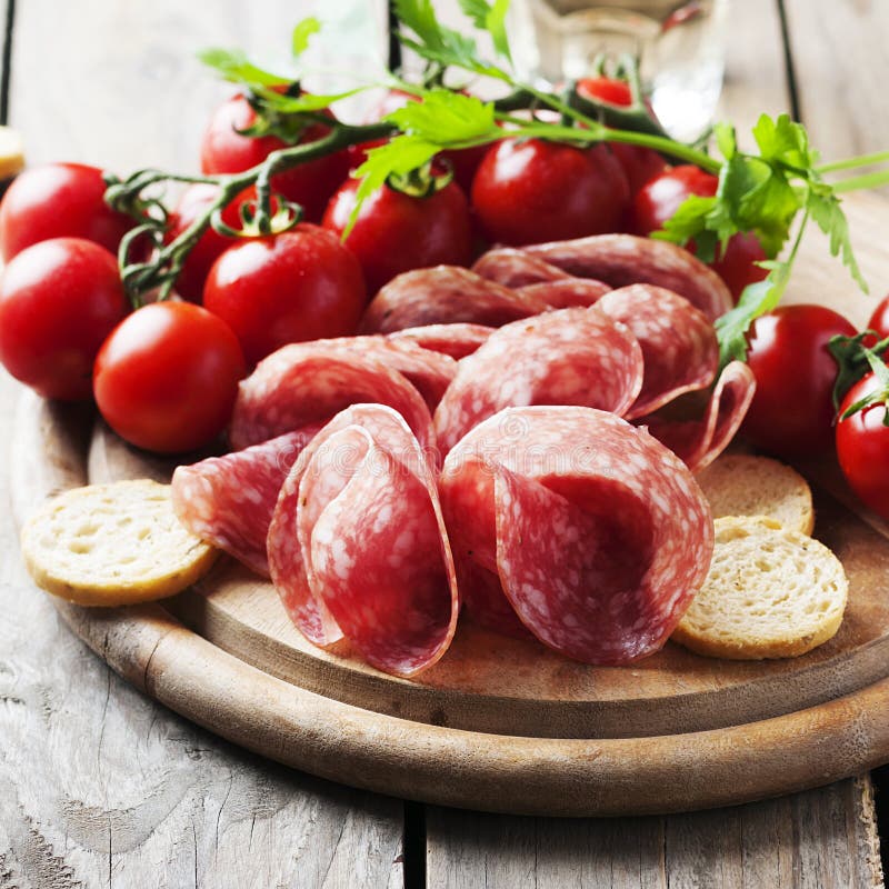 Salami Fresco Con El Tomate Y El Pan Foto de archivo - Imagen de salami ...