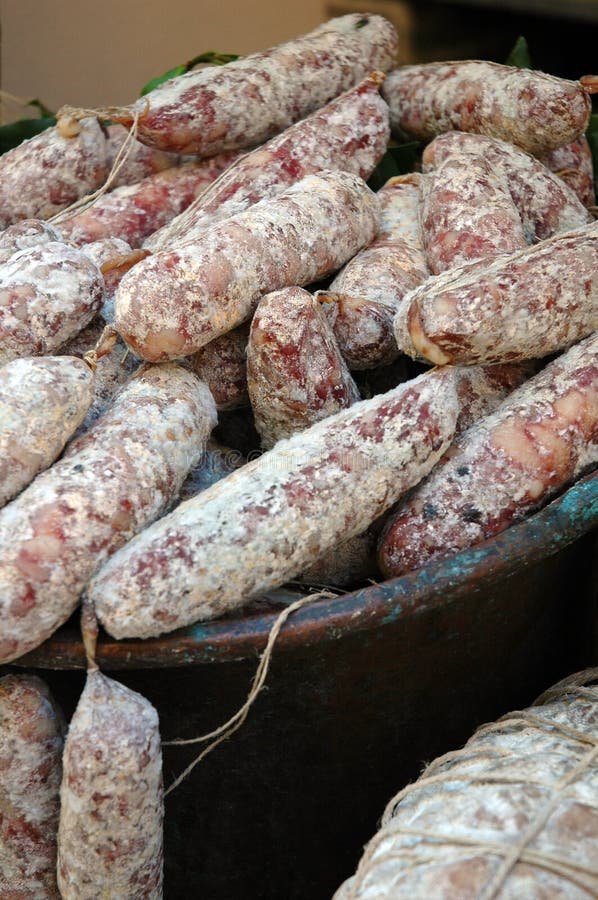 Salami italiano imagen de archivo. Imagen de tradicional - 11167395