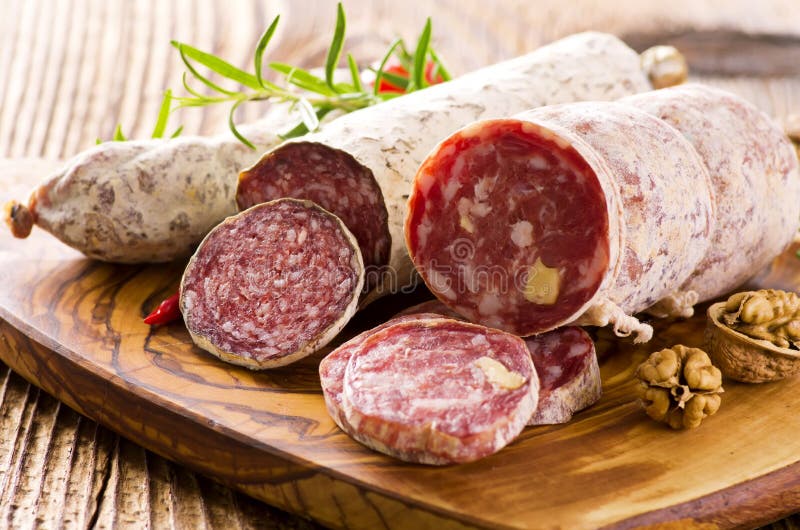 Salami italiano imagen de archivo. Imagen de cazador - 37642809