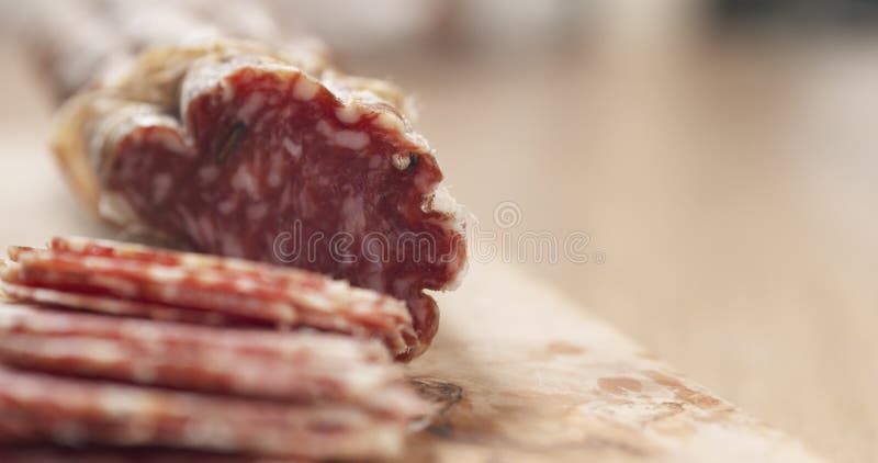 Salami Italiano Secado Cortado En La Tabla Imagen de archivo - Imagen ...