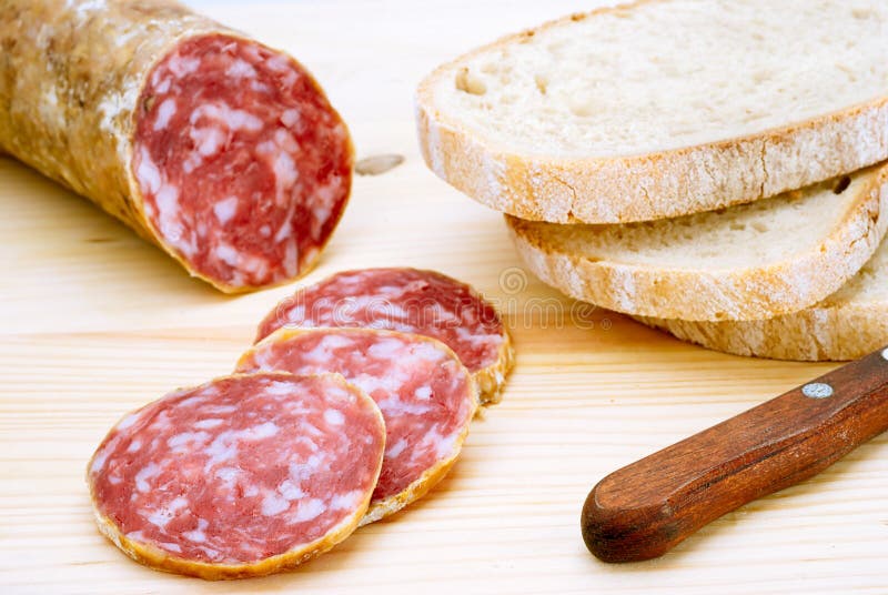 Salami Italien Avec Des Olives Photo stock - Image du jambon, panneau ...