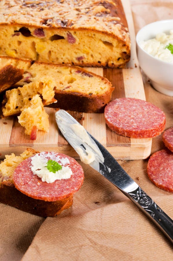 Salami y pan foto de archivo. Imagen de carne, doméstico - 31055938