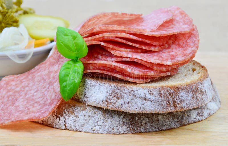 Salamibrot stockbild. Bild von köstlich, nahrung, kalt - 85986717