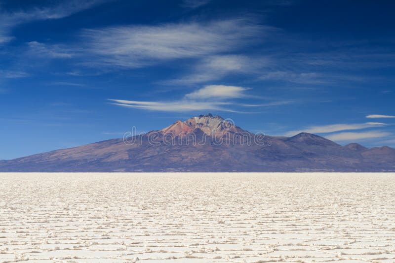 Salar De Uyuni Vor Dem Tunupa-Vulkan Stockbild - Bild von salz, amerika ...