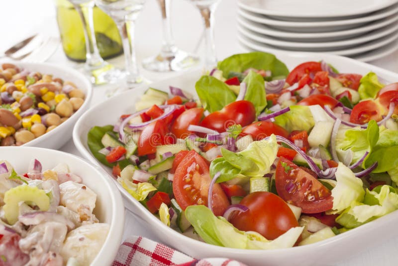 Salatbuffet stockfoto. Bild von walnüsse, honig, mayonnaise - 25585158