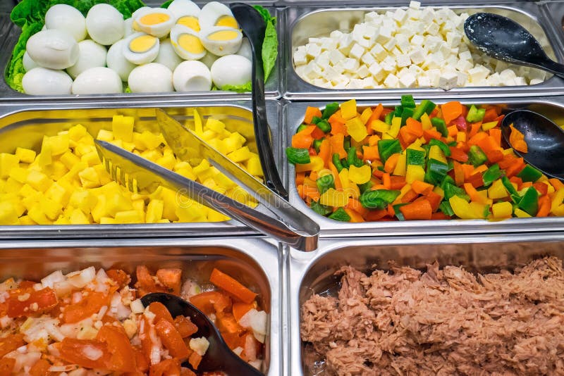 Salatbuffet am Restaurant stockbild. Bild von gastronomie - 71481211