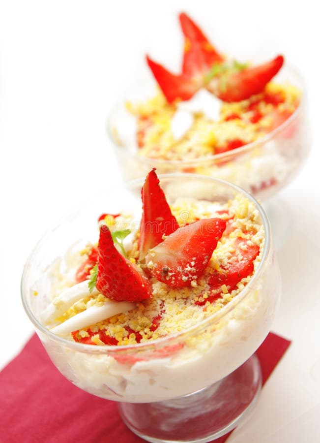 Salat-Cocktail Mit Einer Erdbeere Stockbild - Bild von essen, frisch ...