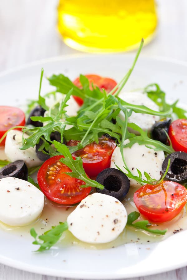 Salat Mit Mozzarella, Tomaten Und Schwarzer Olive Stockbild - Bild von ...