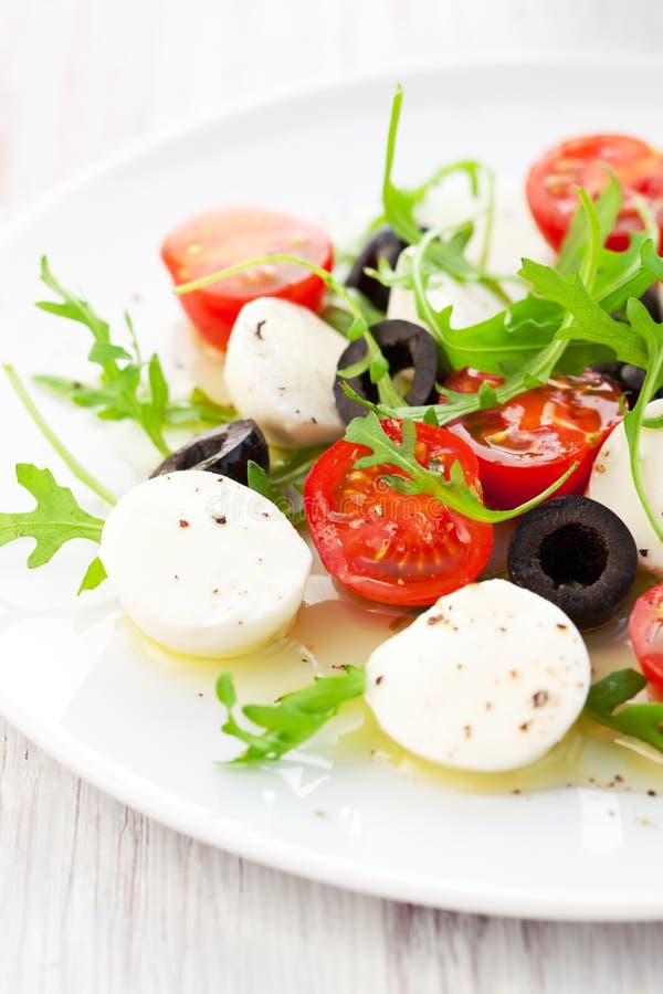 Salat Mit Mozzarella, Tomaten Und Schwarzer Olive Stockbild - Bild von ...